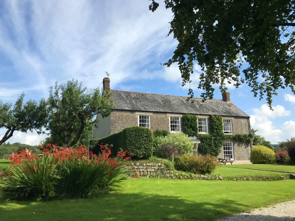 Buckland House | Big Group Holiday House with a Pool in Devon