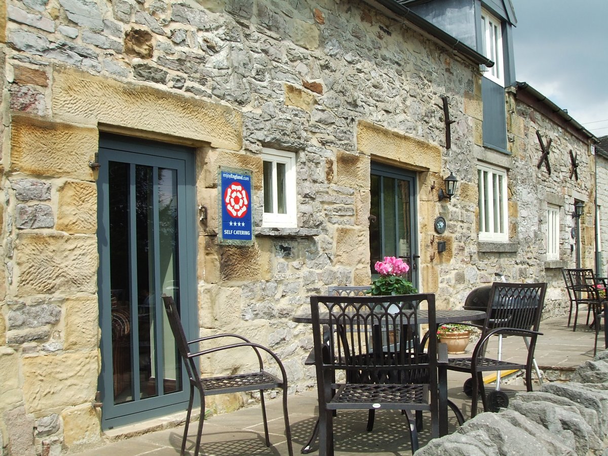 Ashbourne Hall | Big, Luxury Accommodation in Peak District