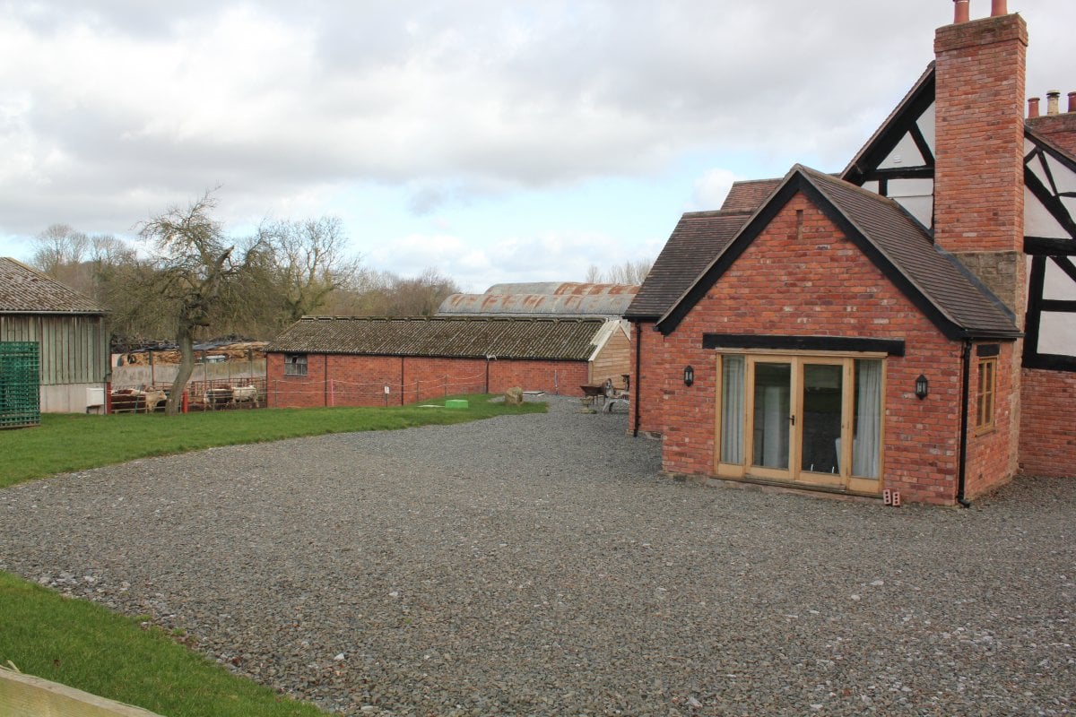 Bettws Hall | Big Luxury Holiday House with a Hot Tub, Wales